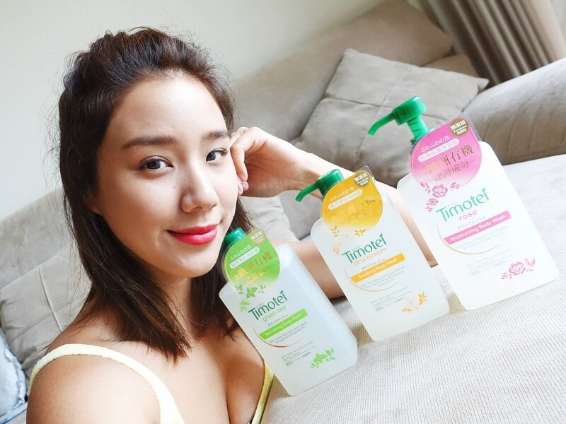 「斷捨離」美學正夯！跟著網紅Emily與運動名模Angelina一起，挑戰戒斷飲料與宵夜，並加入連洗澡也用植萃沐浴露的純淨生活吧~