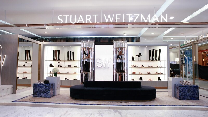 有美腿神器之稱的Stuart Weitzman全新概念店開在這，快學侯佩岑都這樣挑長靴