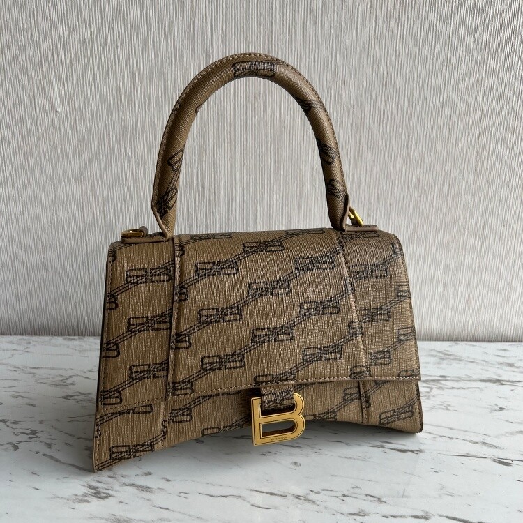 巴黎世家全新BB Monogram系列問世：卡夾、手提包、後背包都有，3種配色可以挑