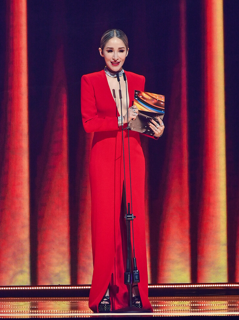 蕭亞軒回來了！驚喜現身2022金曲獎，性感辣喊：「Elva is back!」