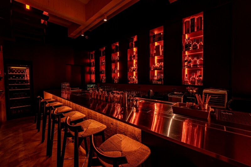 低調靜謐的台北酒吧Bar Bridge，在美式居家空間中享用實驗調酒與異國美食