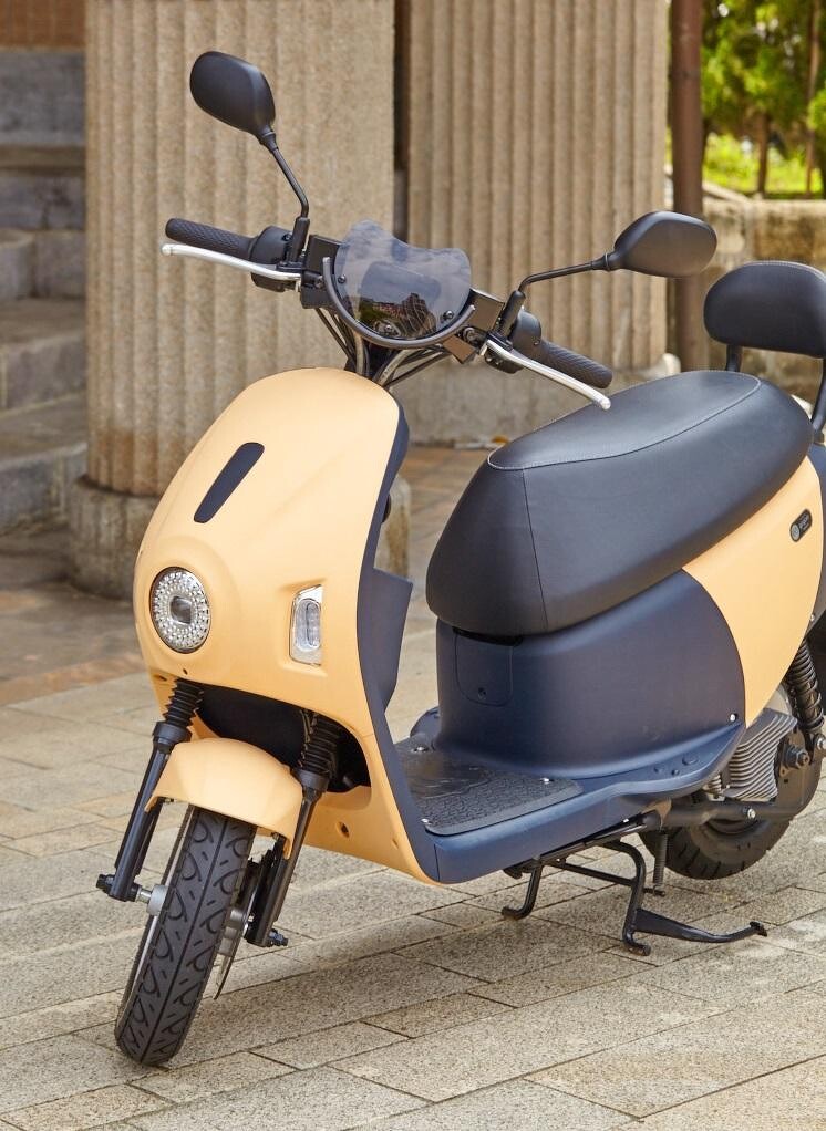 時髦女生的命定車找到了！eMOVING EZ1電動車再推年度新色「芒果雪酪」，車身輕巧省力、寬敞置物空間更好裝，兼具可愛美型與輕鬆騎乘感好讓人心動啊～