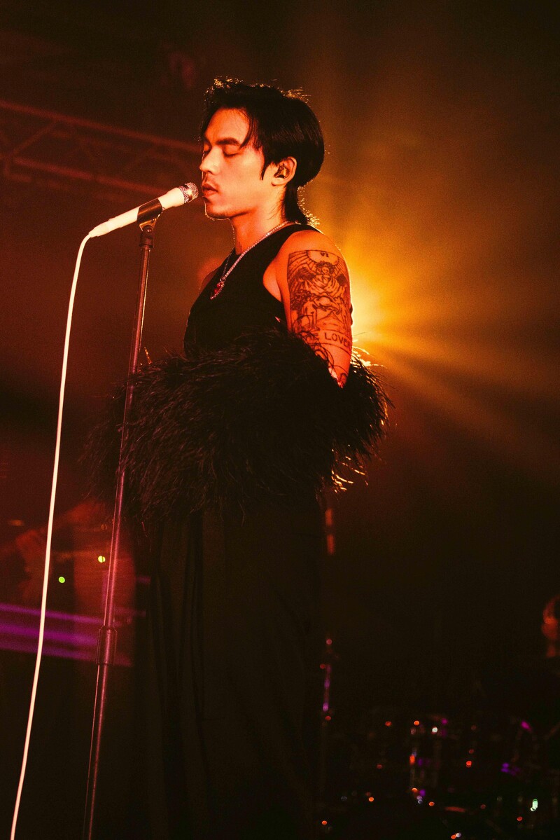 HUSH 台北站演唱會「PLEASE MYSELF」黑色露肩裝魅惑開唱新專輯《娛樂自己》預告11/18台中造型更辣