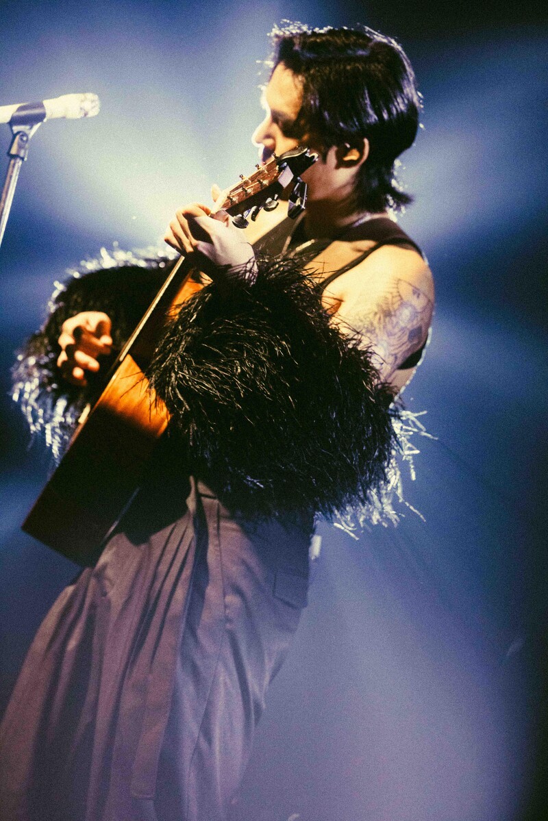 HUSH 台北站演唱會「PLEASE MYSELF」黑色露肩裝魅惑開唱新專輯《娛樂自己》預告11/18台中造型更辣