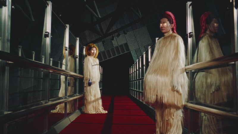 Tizzy Bac新輯《Human Error》叩問生命抉擇〈從地心竄出〉翻玩黑色幽默〈冬日花朵〉為思念送行「心靈大掃除」