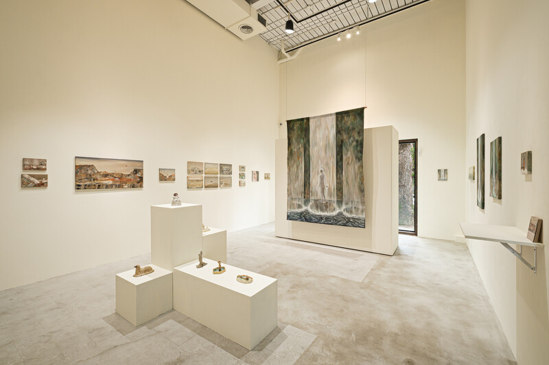 台北Hiro Hiro Art Space《人間勿語》展覽，呈現台灣藝術家Crystal Lupa的夢幻異境