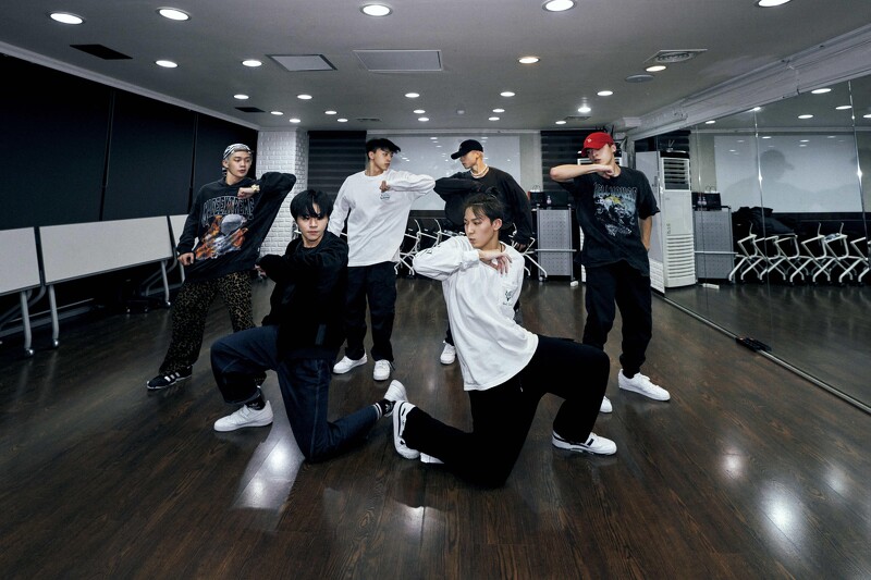 Ozone 首張EP《Unicorn》出動韓流團隊赴首爾拍攝，實體內含112頁寫真本、逾80張帥照寵粉