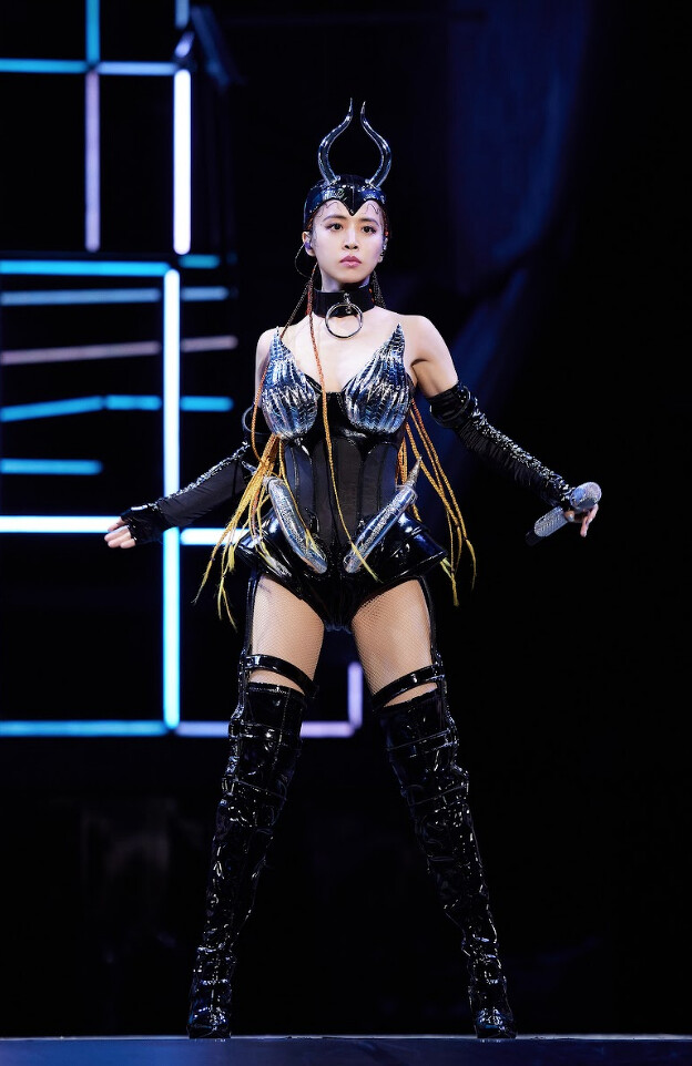 蔡依林演唱會最終場華麗開唱！Jolin連換11套火辣戰袍性感破表