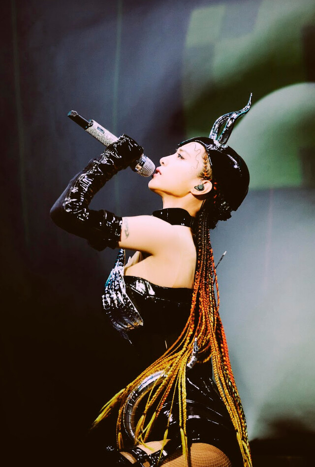 蔡依林演唱會最終場華麗開唱！Jolin連換11套火辣戰袍性感破表