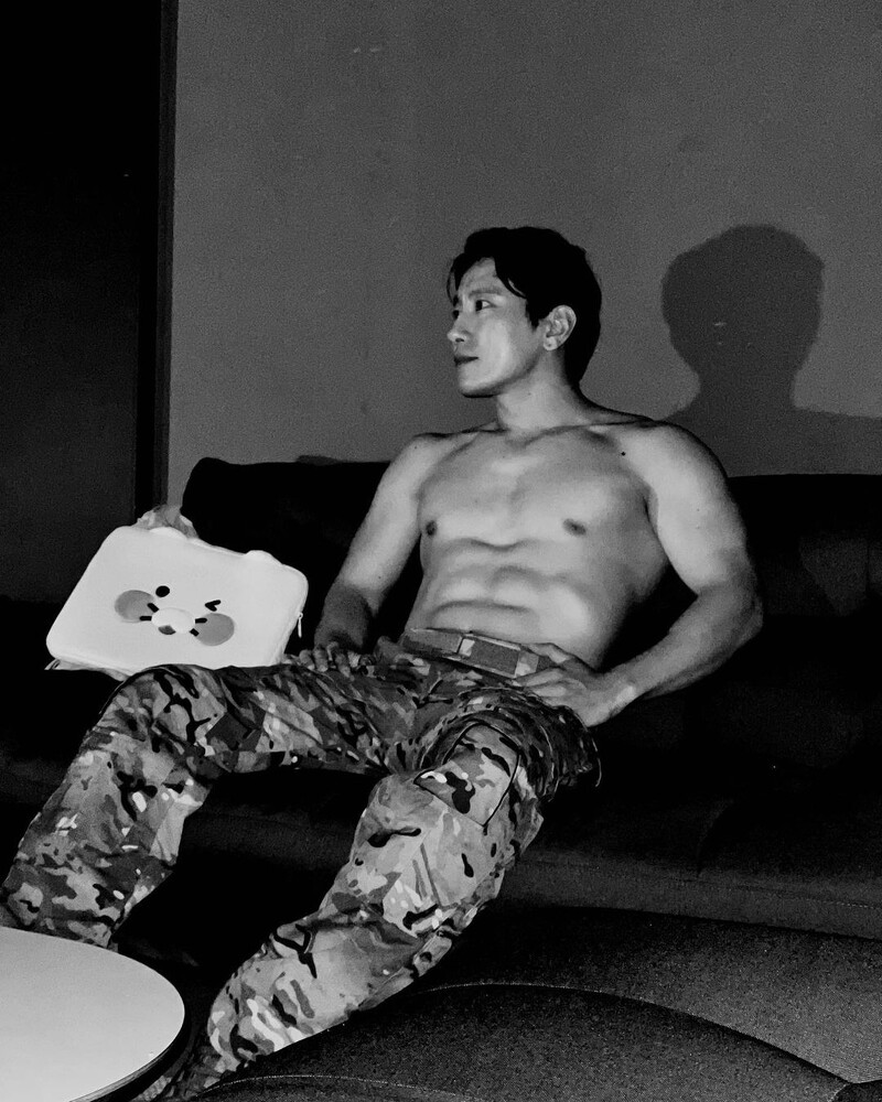 《體能之巔：百人大挑戰》Agent H極品天菜，零死角西裝、軍服造型盤點