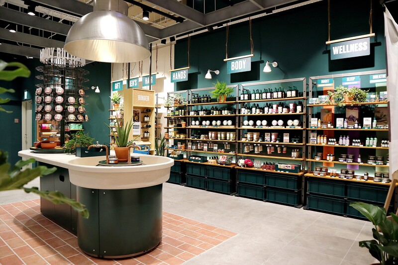 以愛地球為目標的綠色美妝先驅The Body Shop全新Workshop永續概念店來了! 就在台中LaLaport、台北京站，一定要去逛逛!