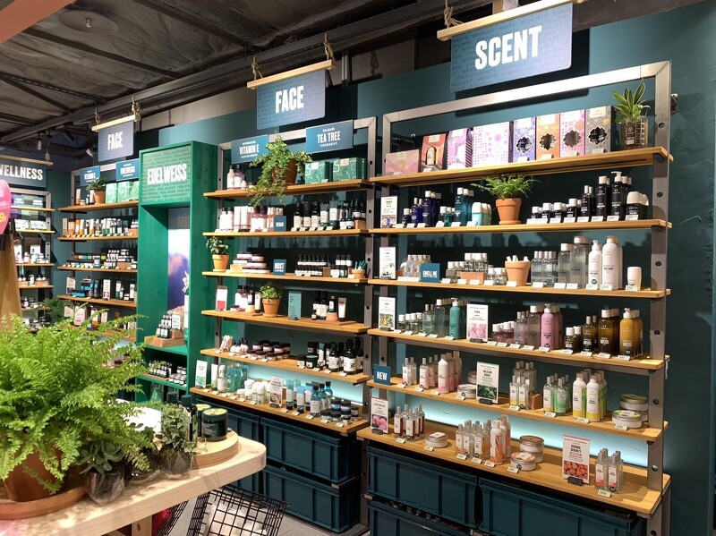 以愛地球為目標的綠色美妝先驅The Body Shop全新Workshop永續概念店來了! 就在台中LaLaport、台北京站，一定要去逛逛!