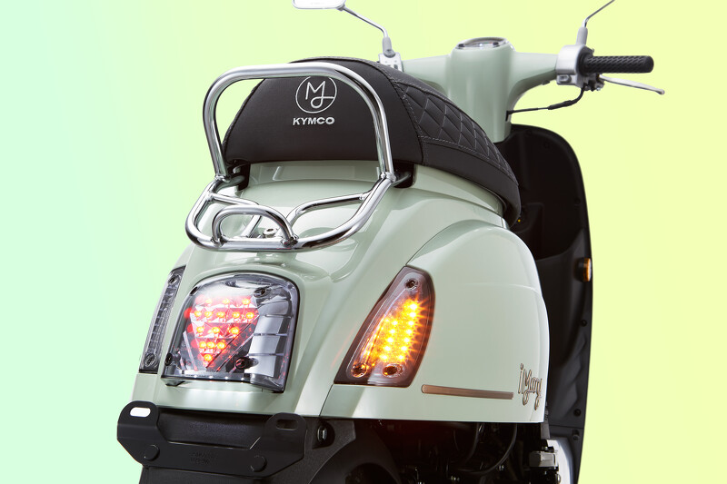 不同個性的女生，當然要騎有自己態度的車！推出就引領潮流的KYMCO iMany，輕巧靈活有設計感，時尚經典魅力滿滿，讓每個女生自由騎乘出自我風格～