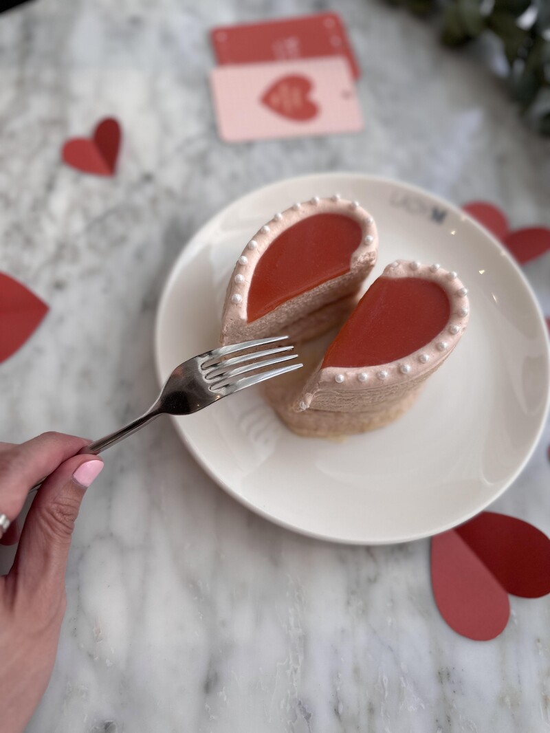 Lady M首度推出「紅心芭樂千層」！討喜愛心形狀、粉橘色外觀七夕限定