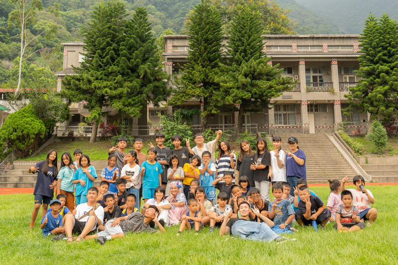 20歲布農寶藏女孩Makav真愛首張專輯《Treasure》與「排灣普通女神」阿爆合作，大膽將聖經天國八福饒唱