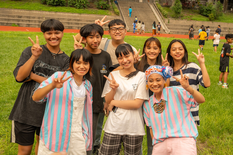 20歲布農寶藏女孩Makav真愛首張專輯《Treasure》與「排灣普通女神」阿爆合作，大膽將聖經天國八福饒唱