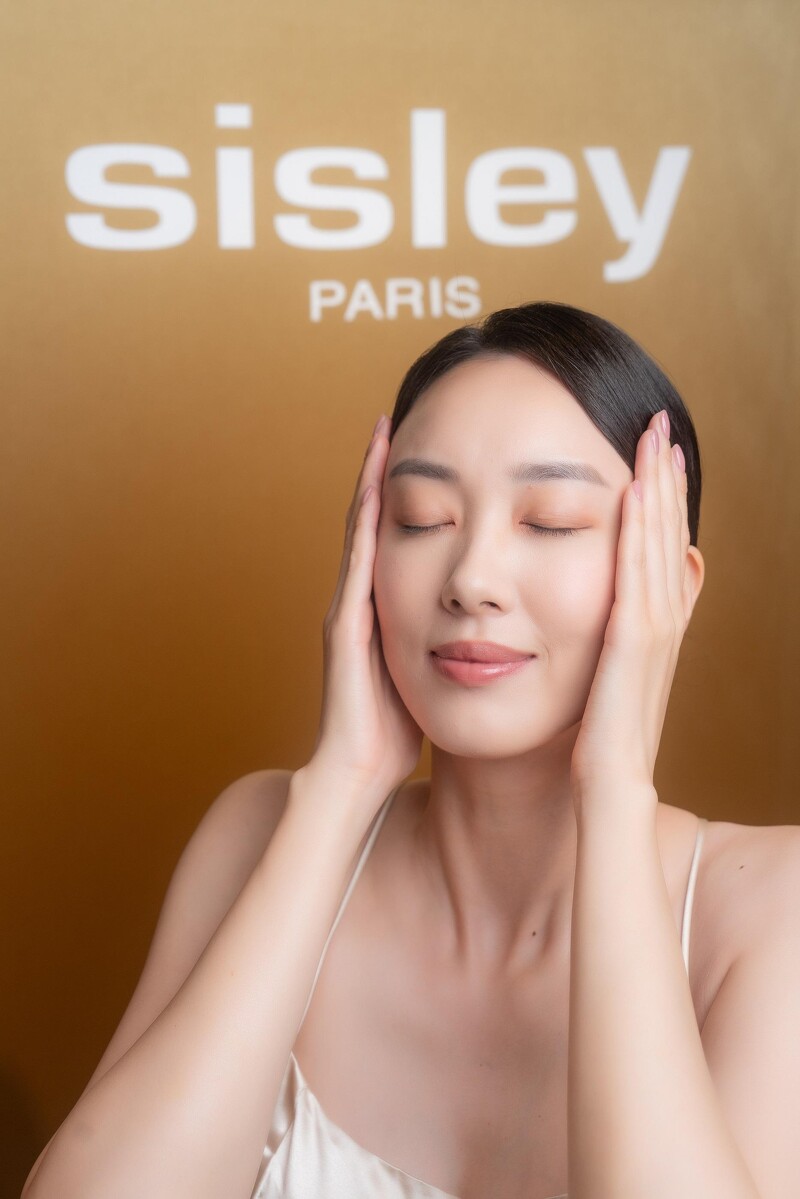 原來夜間修護才是抗老關鍵！夜間修護專用Sisley #奇蹟小金瓶，一滴啟動逆時、彈潤發光登頂，養膚修護力每晚倍速放大絕，當然美成仙！