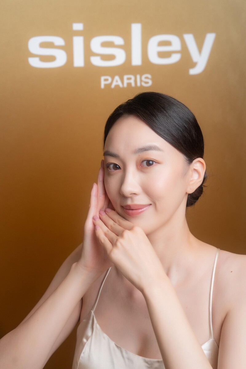 原來夜間修護才是抗老關鍵！夜間修護專用Sisley #奇蹟小金瓶，一滴啟動逆時、彈潤發光登頂，養膚修護力每晚倍速放大絕，當然美成仙！