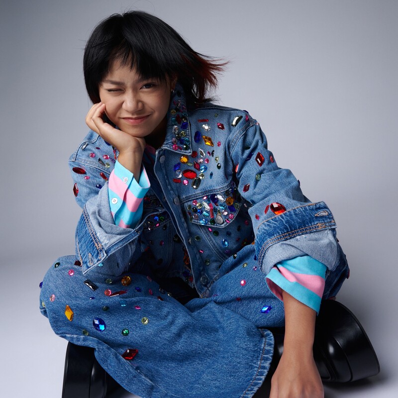 20歲布農寶藏女孩Makav真愛首張專輯《Treasure》與「排灣普通女神」阿爆合作，大膽將聖經天國八福饒唱