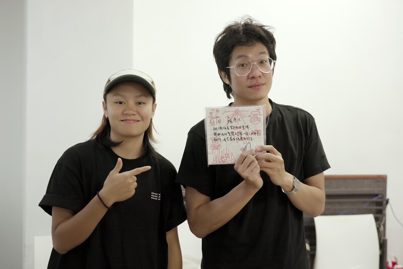 20歲布農寶藏女孩Makav真愛首張專輯《Treasure》與「排灣普通女神」阿爆合作，大膽將聖經天國八福饒唱