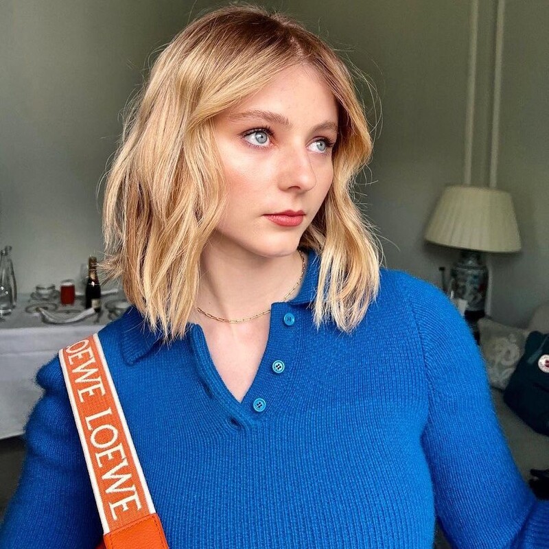 安海瑟薇驚悚電影《Eileen》化身金髮諮商師！首度上演女女戀