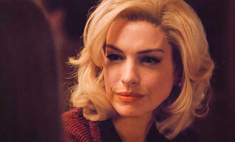 安海瑟薇驚悚電影《Eileen》化身金髮諮商師！首度上演女女戀