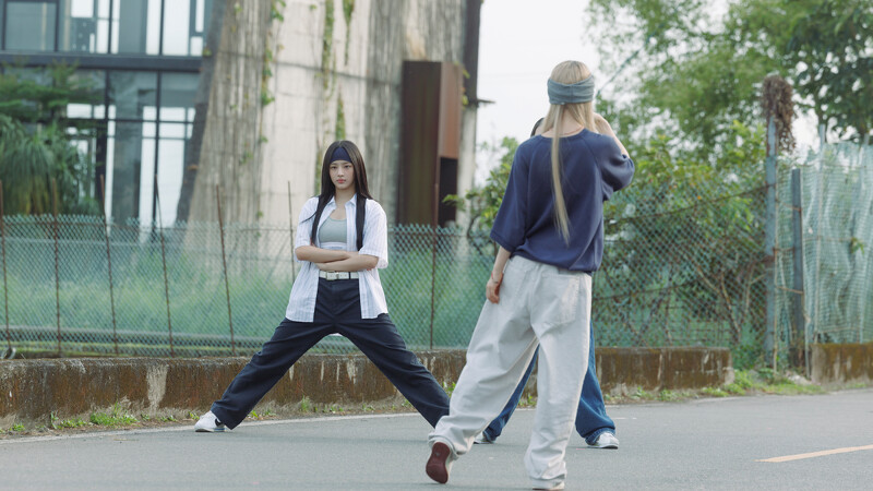 NewJeans新MV〈How Sweet〉7大台灣取景地！華江整宅社區、萬華柑仔店，從台北踩點到宜蘭