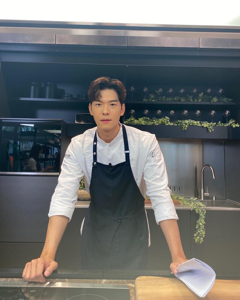 《黑白大廚》「本業也在行的男人」Austin Kang不只料理在行，陽光Outdoor顏值肌肉超危險，垂涎三尺超享受！