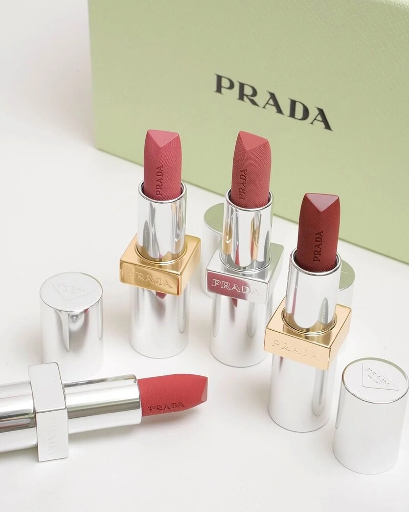 Prada Beauty 2025正式登台！必買明星商品推薦+總整理，韓團ENHYPEN擔任開幕大使！
