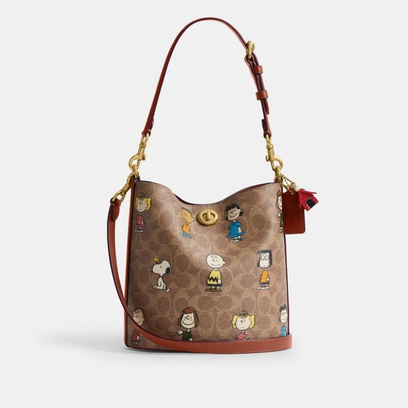 Coach x Snoopy 2025台灣上市時間確定了！經典手袋配件全加入聯名、限量史努比玩偶逼人收藏